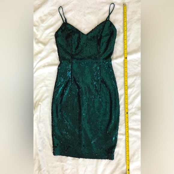 Aakaa | Dresses | Nwot Beautiful Aakaa Emerald Green Sequins Short ...